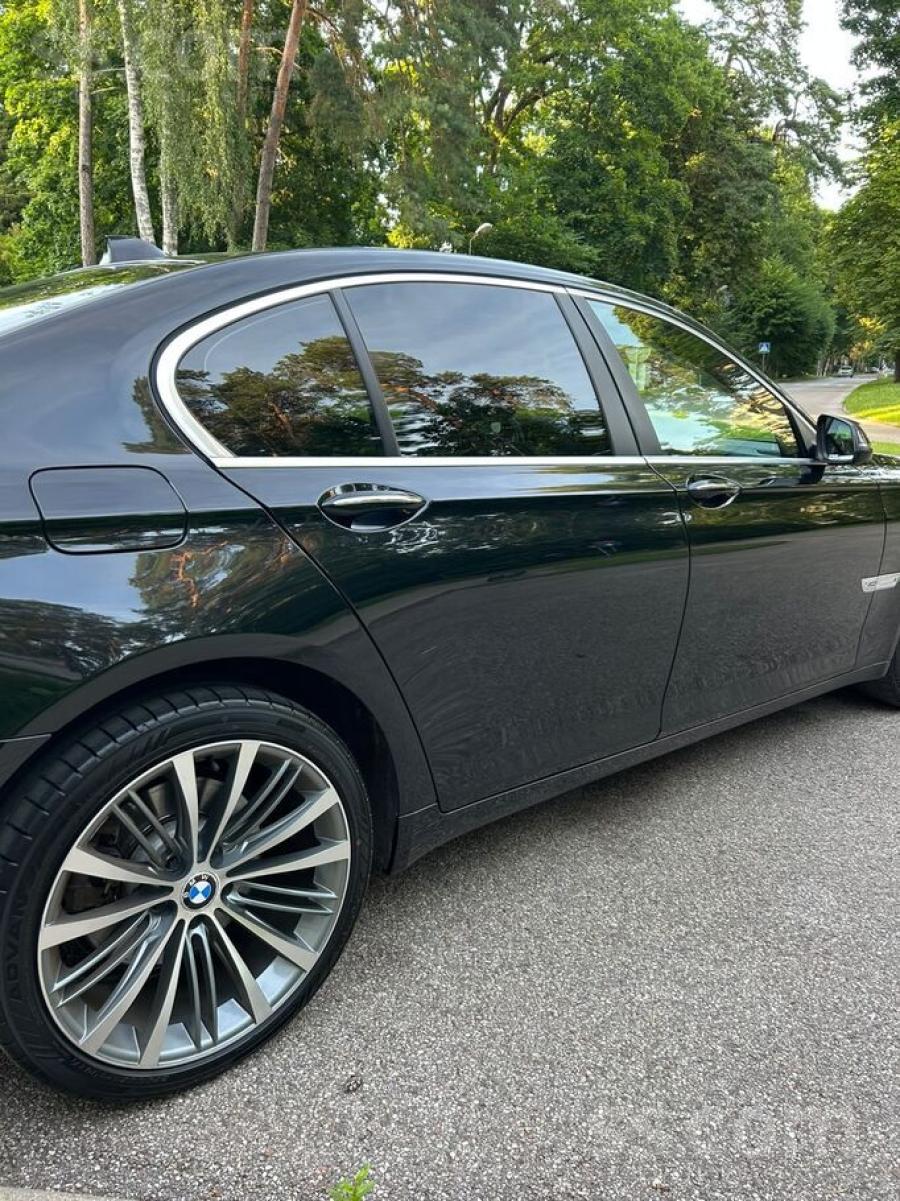 Black BMW 740 2012 in Jurmala, with an engine capacity of 3.00 L and mileage of 188 thousand km for 14300 €, photo 11 on AUTOMOTO.COM.LV