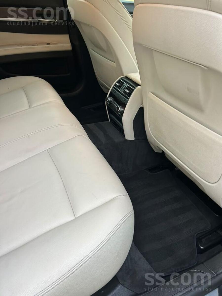 Black BMW 740 2012 in Jurmala, with an engine capacity of 3.00 L and mileage of 188 thousand km for 14300 €, photo 18 on AUTOMOTO.COM.LV