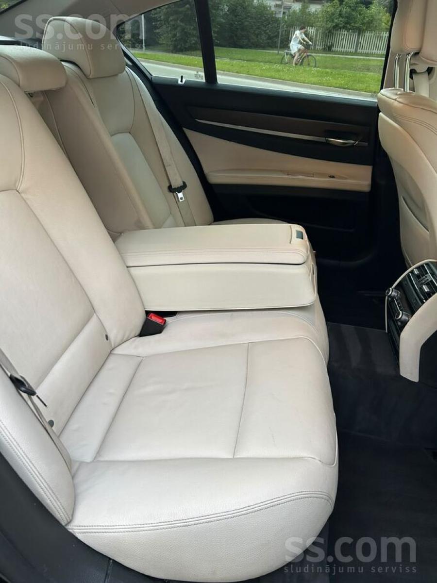 Black BMW 740 2012 in Jurmala, with an engine capacity of 3.00 L and mileage of 188 thousand km for 14300 €, photo 19 on AUTOMOTO.COM.LV