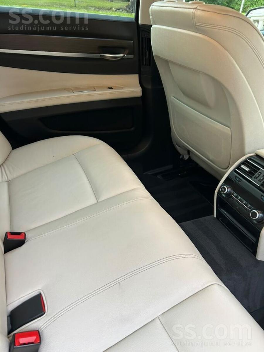 Black BMW 740 2012 in Jurmala, with an engine capacity of 3.00 L and mileage of 188 thousand km for 14300 €, photo 20 on AUTOMOTO.COM.LV