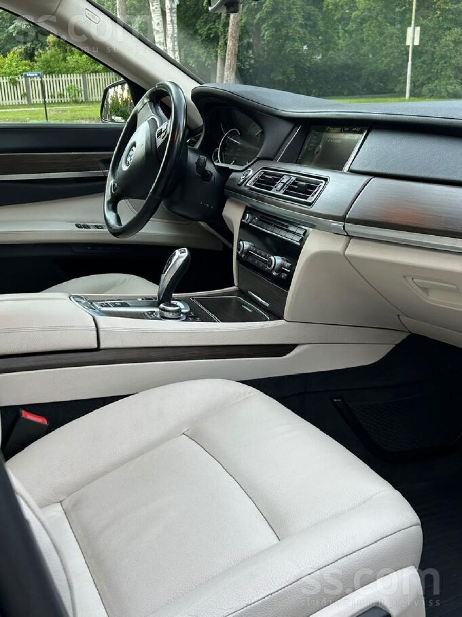 Black BMW 740 2012 in Jurmala, with an engine capacity of 3.00 L and mileage of 188 thousand km for 14300 €, photo 23 on AUTOMOTO.COM.LV