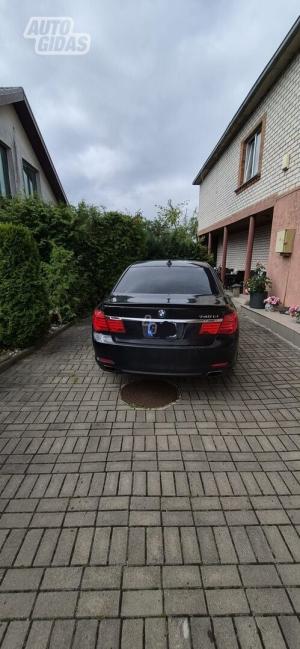 Black BMW 740 2012 in Siauliai, with an engine capacity of 3.00 L and mileage of 300 thousand km for 9500 €, photo 4 on AUTOMOTO.COM.LV