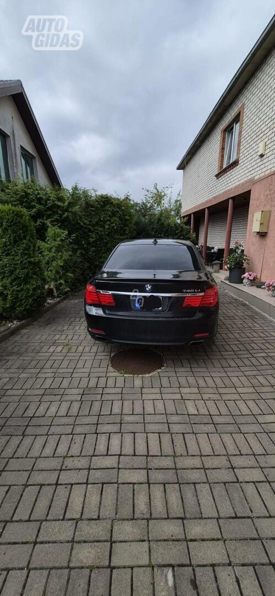 Black BMW 740 2012 in Siauliai, with an engine capacity of 3.00 L and mileage of 300 thousand km for 9500 €, photo 4 on AUTOMOTO.COM.LV
