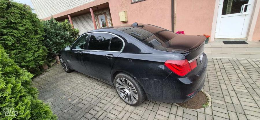 Black BMW 740 2012 in Siauliai, with an engine capacity of 3.00 L and mileage of 300 thousand km for 9500 €, photo 5 on AUTOMOTO.COM.LV