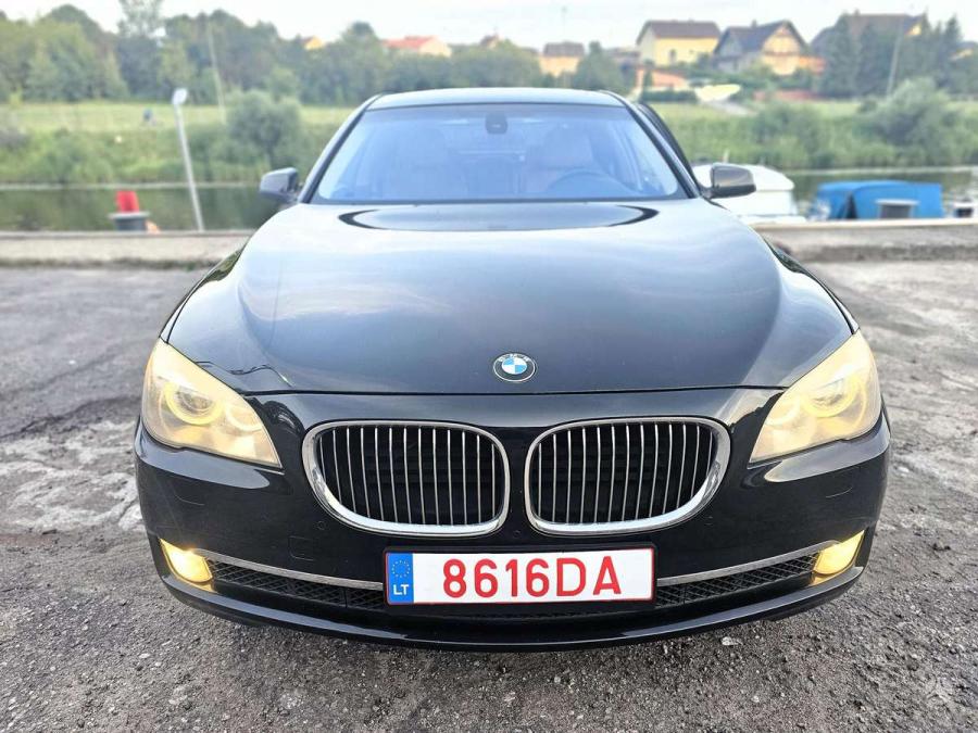 Black BMW 740 2012 in Klaipeda, with an engine capacity of 2.98 L and mileage of 250 thousand km for 7999 €, photo 4 on AUTOMOTO.COM.LV