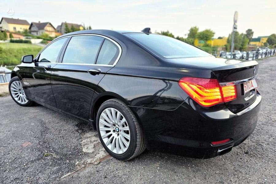 Black BMW 740 2012 in Klaipeda, with an engine capacity of 2.98 L and mileage of 250 thousand km for 7999 €, photo 8 on AUTOMOTO.COM.LV