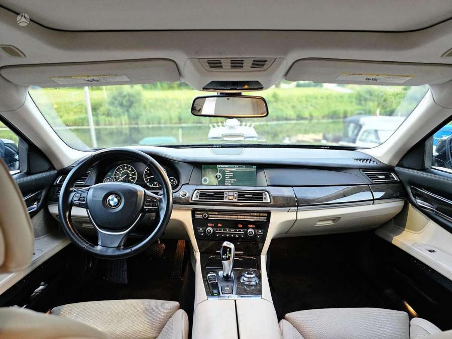 Black BMW 740 2012 in Klaipeda, with an engine capacity of 2.98 L and mileage of 250 thousand km for 7999 €, photo 11 on AUTOMOTO.COM.LV