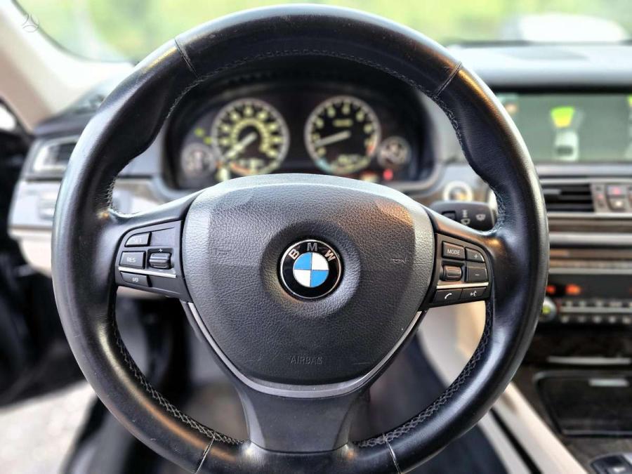 Black BMW 740 2012 in Klaipeda, with an engine capacity of 2.98 L and mileage of 250 thousand km for 7999 €, photo 12 on AUTOMOTO.COM.LV