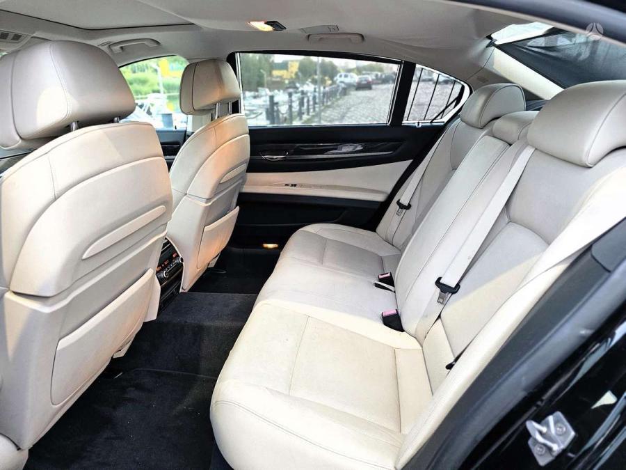 Black BMW 740 2012 in Klaipeda, with an engine capacity of 2.98 L and mileage of 250 thousand km for 7999 €, photo 16 on AUTOMOTO.COM.LV