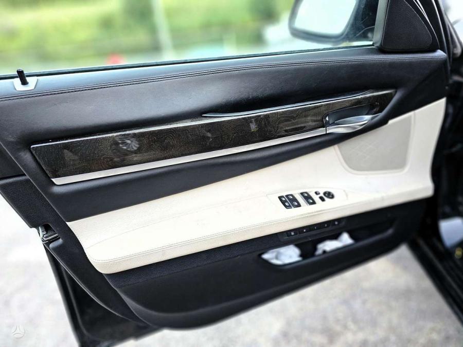 Black BMW 740 2012 in Klaipeda, with an engine capacity of 2.98 L and mileage of 250 thousand km for 7999 €, photo 17 on AUTOMOTO.COM.LV