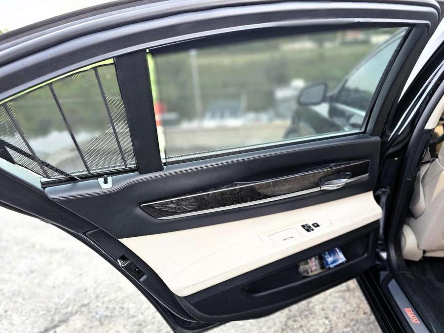 Black BMW 740 2012 in Klaipeda, with an engine capacity of 2.98 L and mileage of 250 thousand km for 7999 €, photo 18 on AUTOMOTO.COM.LV