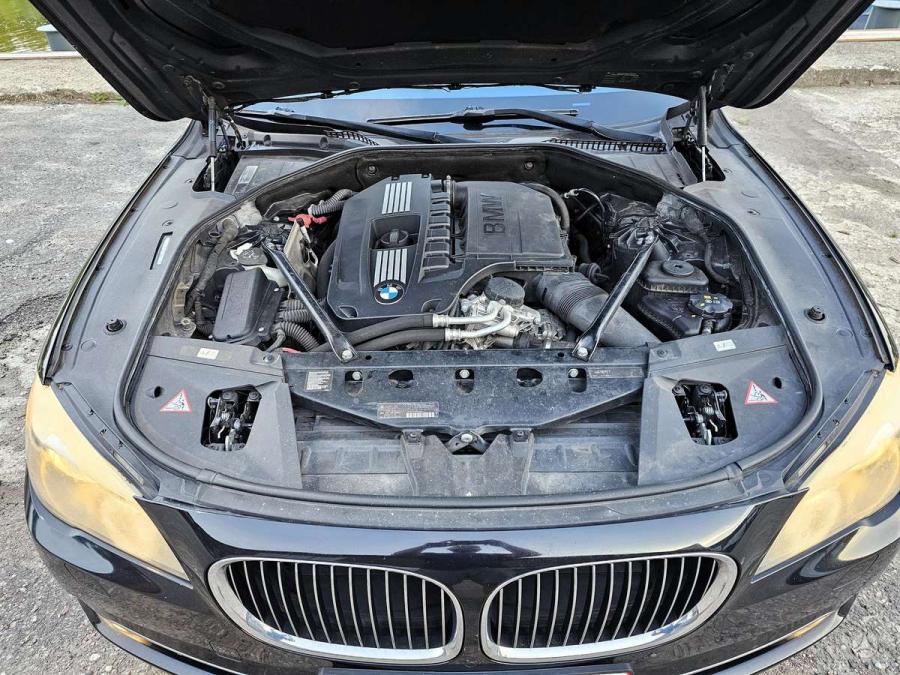 Black BMW 740 2012 in Klaipeda, with an engine capacity of 2.98 L and mileage of 250 thousand km for 7999 €, photo 24 on AUTOMOTO.COM.LV