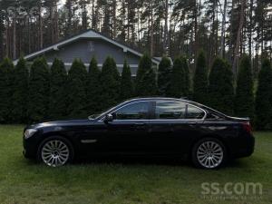 Black BMW 740 2012 in Jurmala, with an engine capacity of 3.00 L and mileage of 304 thousand km for 12000 €, photo 5 on AUTOMOTO.COM.LV