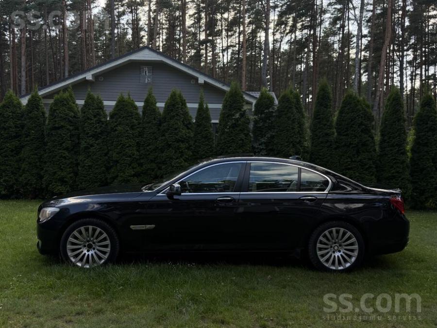 Black BMW 740 2012 in Jurmala, with an engine capacity of 3.00 L and mileage of 304 thousand km for 12000 €, photo 5 on AUTOMOTO.COM.LV