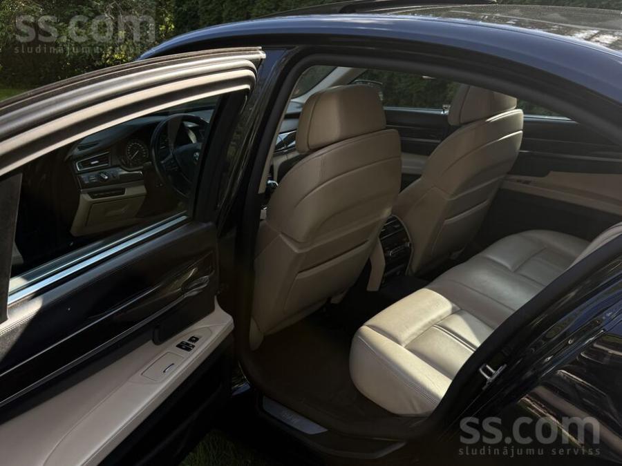 Black BMW 740 2012 in Jurmala, with an engine capacity of 3.00 L and mileage of 304 thousand km for 12000 €, photo 8 on AUTOMOTO.COM.LV