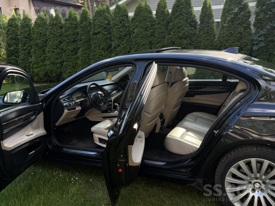 Black BMW 740 2012 in Jurmala, with an engine capacity of 3.00 L and mileage of 304 thousand km for 12000 €, photo 9 on AUTOMOTO.COM.LV
