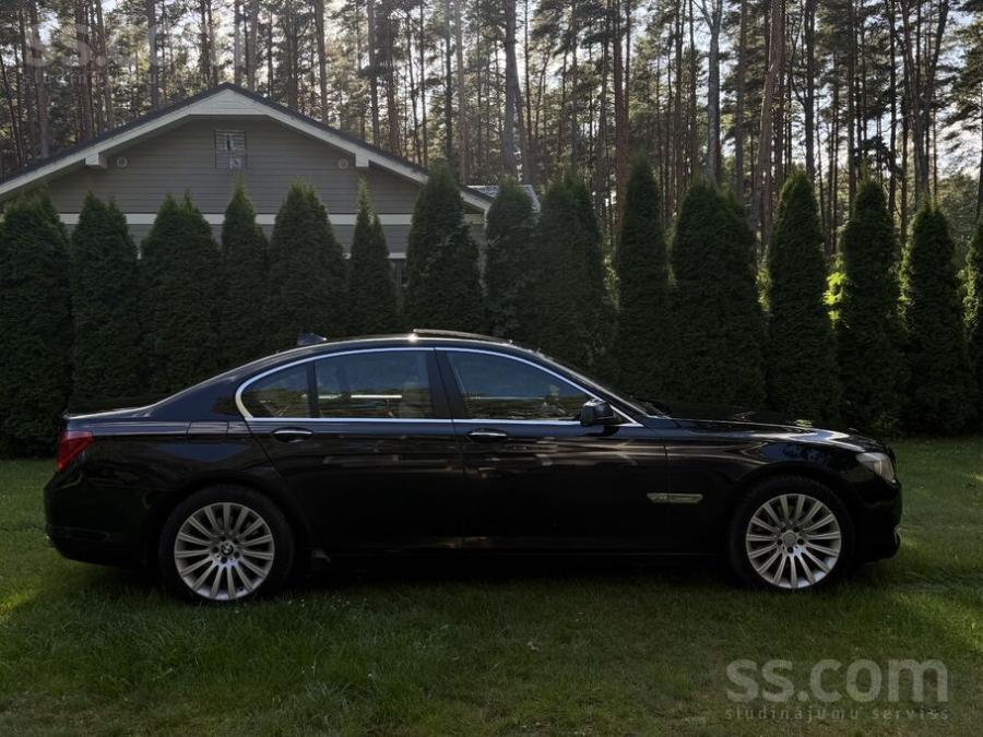 Black BMW 740 2012 in Jurmala, with an engine capacity of 3.00 L and mileage of 304 thousand km for 12000 €, photo 14 on AUTOMOTO.COM.LV