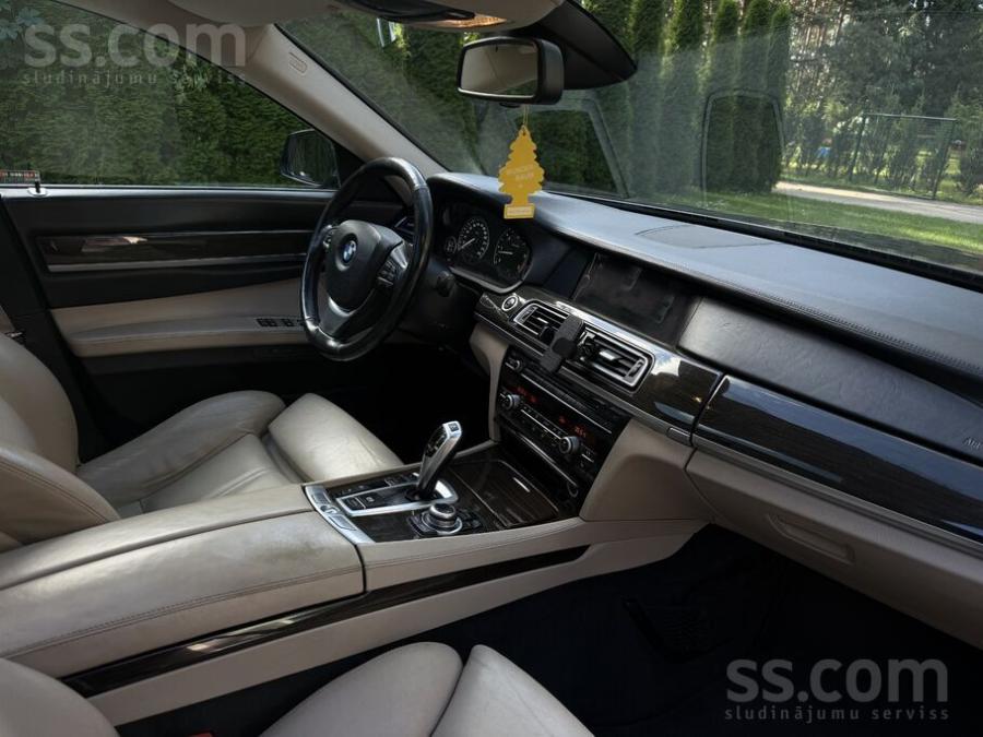 Black BMW 740 2012 in Jurmala, with an engine capacity of 3.00 L and mileage of 304 thousand km for 12000 €, photo 16 on AUTOMOTO.COM.LV
