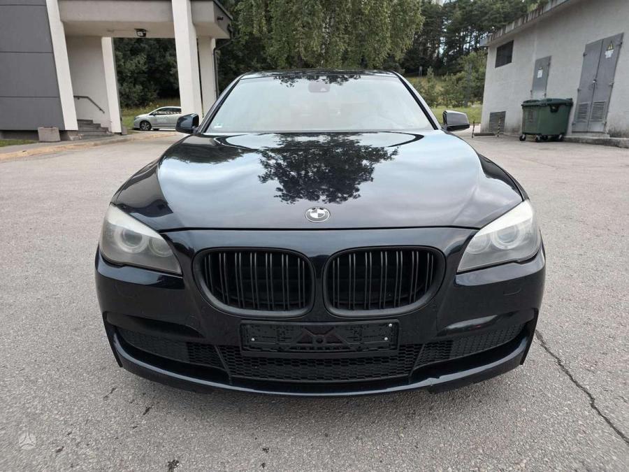 Melns BMW 740 2012 Viļņa, ar dzinēja tilpumu 3.00 L un nobraukumu 302 tūkst. km par 8800 €, foto 4 vietnē AUTOMOTO.COM.LV