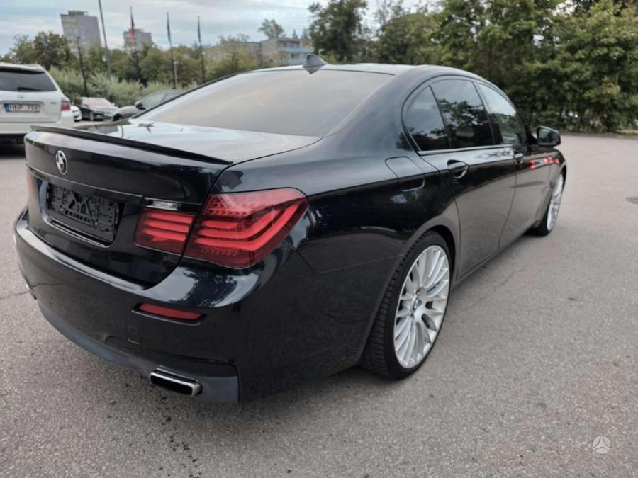 Melns BMW 740 2012 Viļņa, ar dzinēja tilpumu 3.00 L un nobraukumu 302 tūkst. km par 8800 €, foto 5 vietnē AUTOMOTO.COM.LV