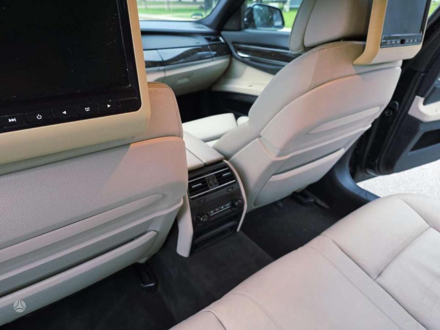 Melns BMW 740 2012 Viļņa, ar dzinēja tilpumu 3.00 L un nobraukumu 302 tūkst. km par 8800 €, foto 7 vietnē AUTOMOTO.COM.LV