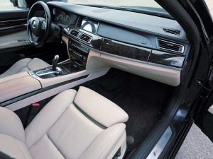 Melns BMW 740 2012 Viļņa, ar dzinēja tilpumu 3.00 L un nobraukumu 302 tūkst. km par 8800 €, foto 9 vietnē AUTOMOTO.COM.LV