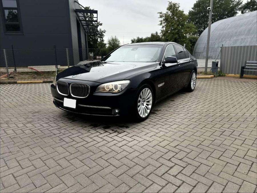 Black BMW 740 2012 in Vilkaviskis, with an engine capacity of 2.99 L and mileage of 273 thousand km for 13998 €, photo 1 on AUTOMOTO.COM.LV