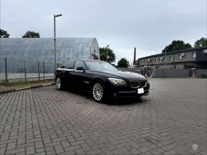 Black BMW 740 2012 in Vilkaviskis, with an engine capacity of 2.99 L and mileage of 273 thousand km for 13998 €, photo 3 on AUTOMOTO.COM.LV