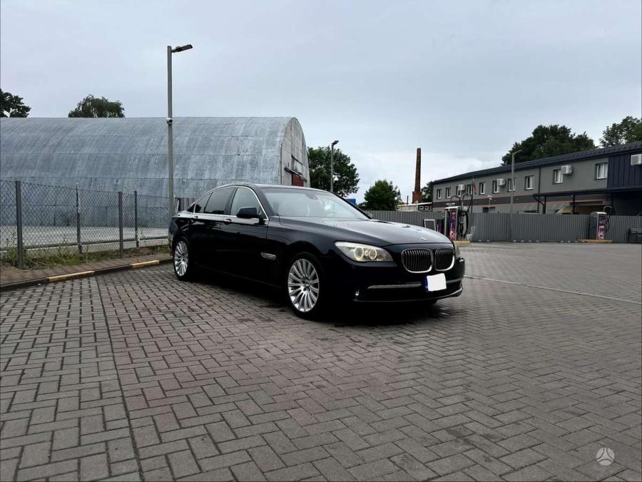 Black BMW 740 2012 in Vilkaviskis, with an engine capacity of 2.99 L and mileage of 273 thousand km for 13998 €, photo 3 on AUTOMOTO.COM.LV
