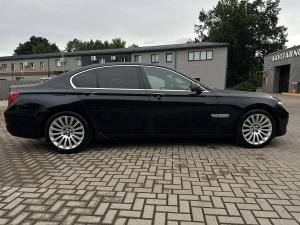 Black BMW 740 2012 in Vilkaviskis, with an engine capacity of 2.99 L and mileage of 273 thousand km for 13998 €, photo 5 on AUTOMOTO.COM.LV