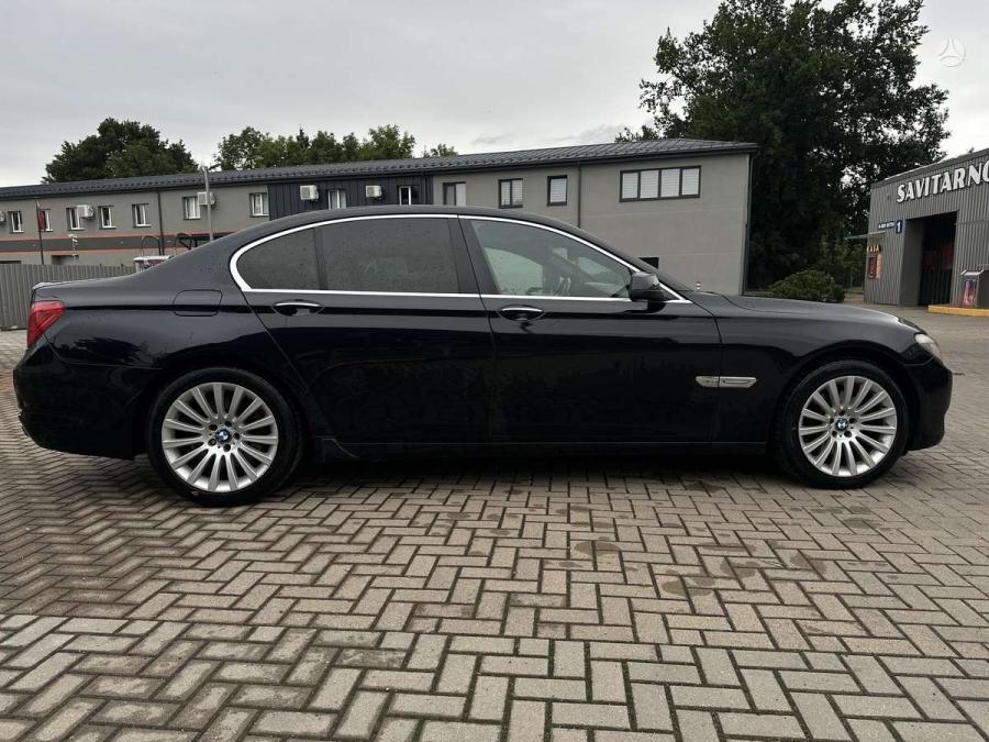 Black BMW 740 2012 in Vilkaviskis, with an engine capacity of 2.99 L and mileage of 273 thousand km for 13998 €, photo 5 on AUTOMOTO.COM.LV