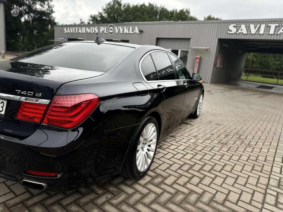 Black BMW 740 2012 in Vilkaviskis, with an engine capacity of 2.99 L and mileage of 273 thousand km for 13998 €, photo 6 on AUTOMOTO.COM.LV