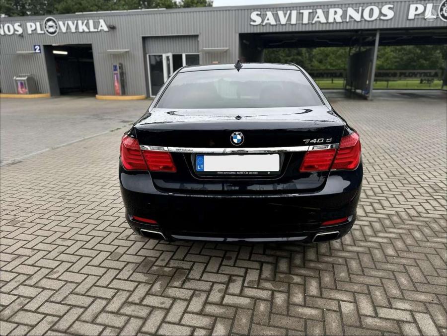 Black BMW 740 2012 in Vilkaviskis, with an engine capacity of 2.99 L and mileage of 273 thousand km for 13998 €, photo 7 on AUTOMOTO.COM.LV
