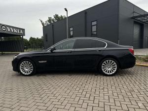 Black BMW 740 2012 in Vilkaviskis, with an engine capacity of 2.99 L and mileage of 273 thousand km for 13998 €, photo 9 on AUTOMOTO.COM.LV