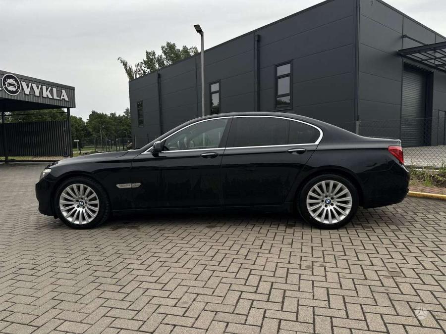 Black BMW 740 2012 in Vilkaviskis, with an engine capacity of 2.99 L and mileage of 273 thousand km for 13998 €, photo 9 on AUTOMOTO.COM.LV