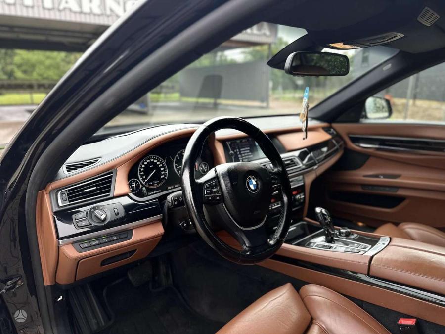 Black BMW 740 2012 in Vilkaviskis, with an engine capacity of 2.99 L and mileage of 273 thousand km for 13998 €, photo 10 on AUTOMOTO.COM.LV