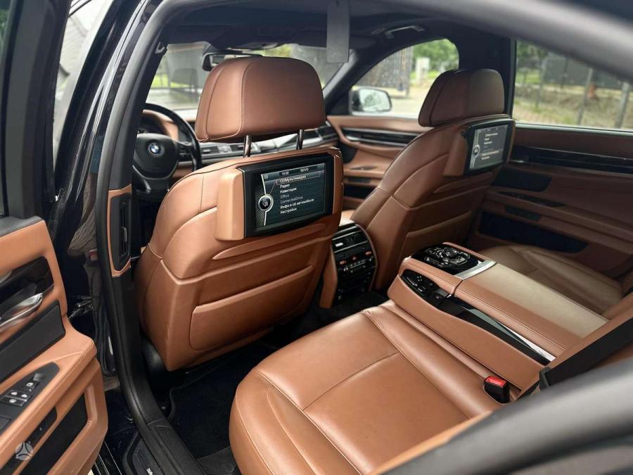 Black BMW 740 2012 in Vilkaviskis, with an engine capacity of 2.99 L and mileage of 273 thousand km for 13998 €, photo 11 on AUTOMOTO.COM.LV