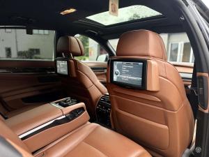 Black BMW 740 2012 in Vilkaviskis, with an engine capacity of 2.99 L and mileage of 273 thousand km for 13998 €, photo 12 on AUTOMOTO.COM.LV