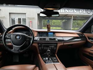 Black BMW 740 2012 in Vilkaviskis, with an engine capacity of 2.99 L and mileage of 273 thousand km for 13998 €, photo 13 on AUTOMOTO.COM.LV