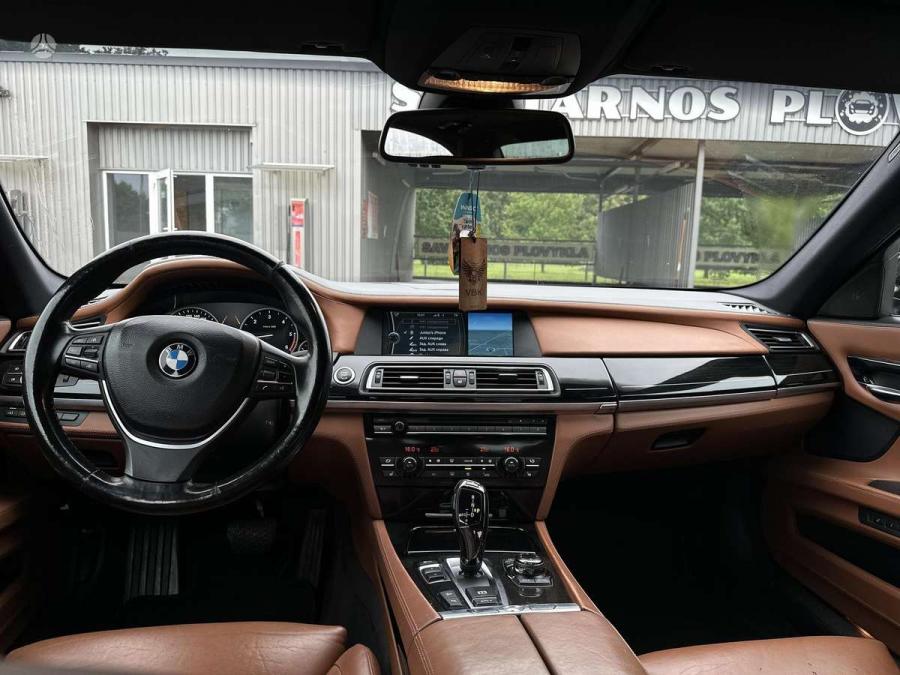 Black BMW 740 2012 in Vilkaviskis, with an engine capacity of 2.99 L and mileage of 273 thousand km for 13998 €, photo 13 on AUTOMOTO.COM.LV