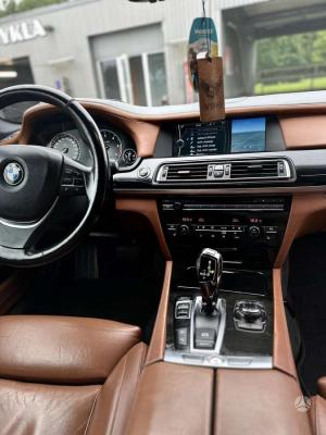 Black BMW 740 2012 in Vilkaviskis, with an engine capacity of 2.99 L and mileage of 273 thousand km for 13998 €, photo 14 on AUTOMOTO.COM.LV