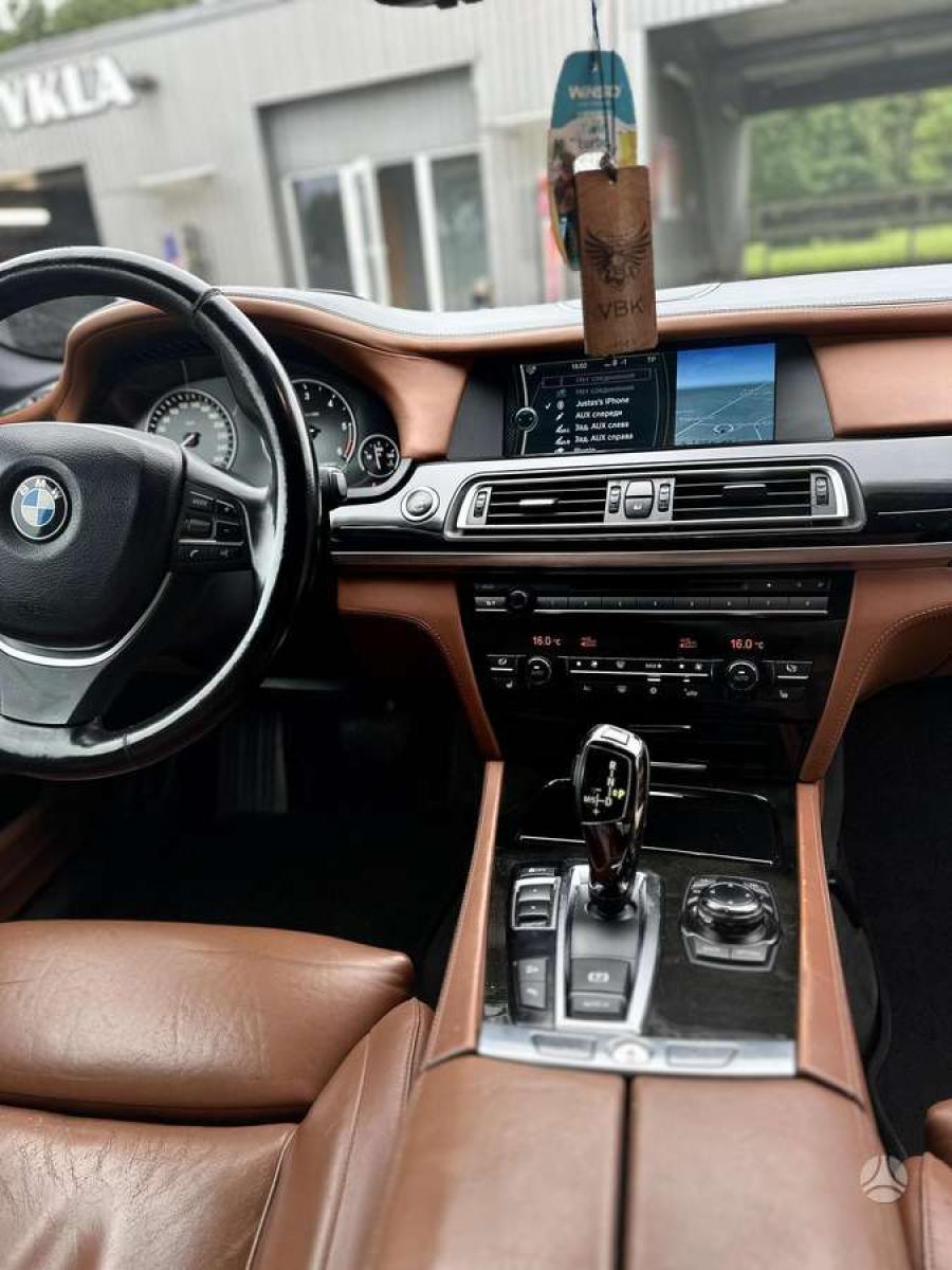 Black BMW 740 2012 in Vilkaviskis, with an engine capacity of 2.99 L and mileage of 273 thousand km for 13998 €, photo 14 on AUTOMOTO.COM.LV