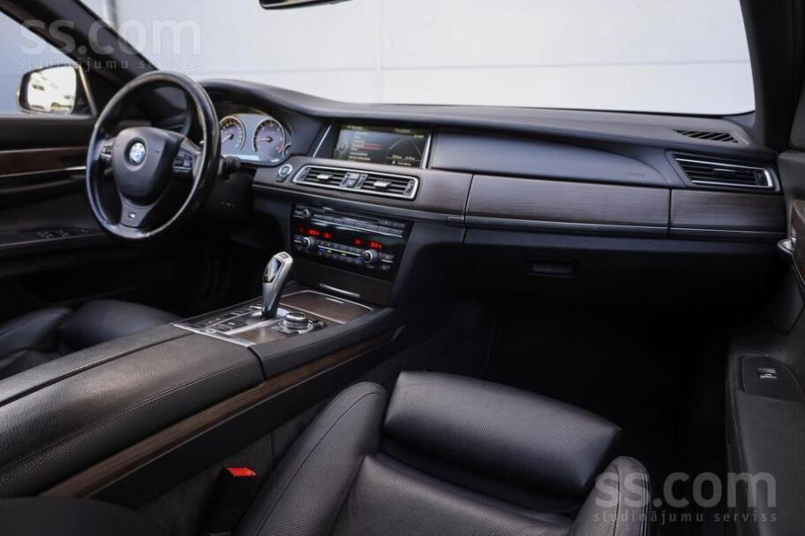 Melns BMW 740 2012 Rīga, ar dzinēja tilpumu 3.00 L un nobraukumu 262 tūkst. km par 12995 €, foto 22 vietnē AUTOMOTO.COM.LV