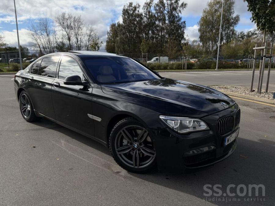 Black BMW 740 2012 in Riga, with an engine capacity of 3.00 L and mileage of 0 thousand km for 9990 €, photo 3 on AUTOMOTO.COM.LV