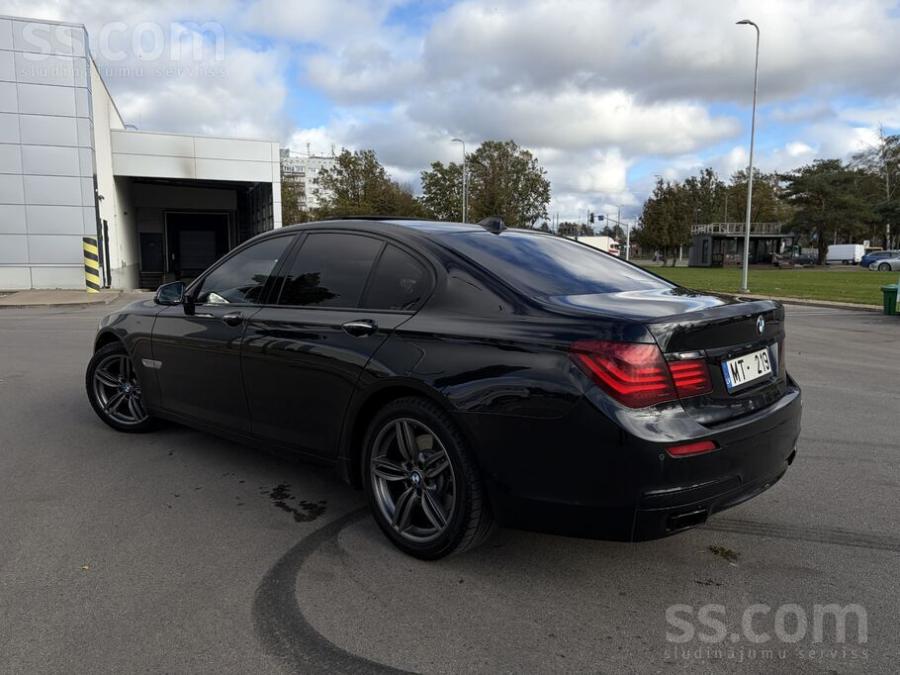 Black BMW 740 2012 in Riga, with an engine capacity of 3.00 L and mileage of 0 thousand km for 9990 €, photo 4 on AUTOMOTO.COM.LV