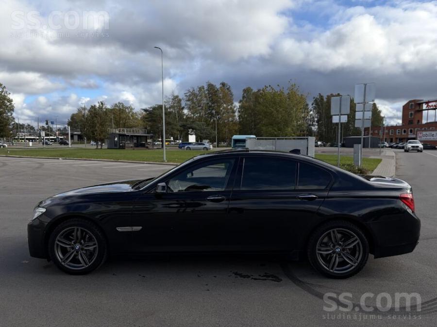 Black BMW 740 2012 in Riga, with an engine capacity of 3.00 L and mileage of 0 thousand km for 9990 €, photo 6 on AUTOMOTO.COM.LV