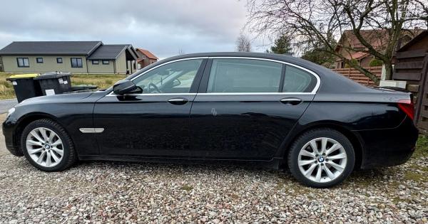 Black BMW 740 2013 in Klaipeda, with an engine capacity of 3.00 L and mileage of 285 thousand km for 12000 €, photo 7 on AUTOMOTO.COM.LV