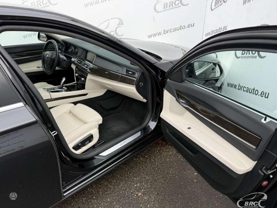 Melns BMW 740 2013 Klaipėda, ar dzinēja tilpumu 2.99 L un nobraukumu 279 tūkst. km par 8900 €, foto 7 vietnē AUTOMOTO.COM.LV