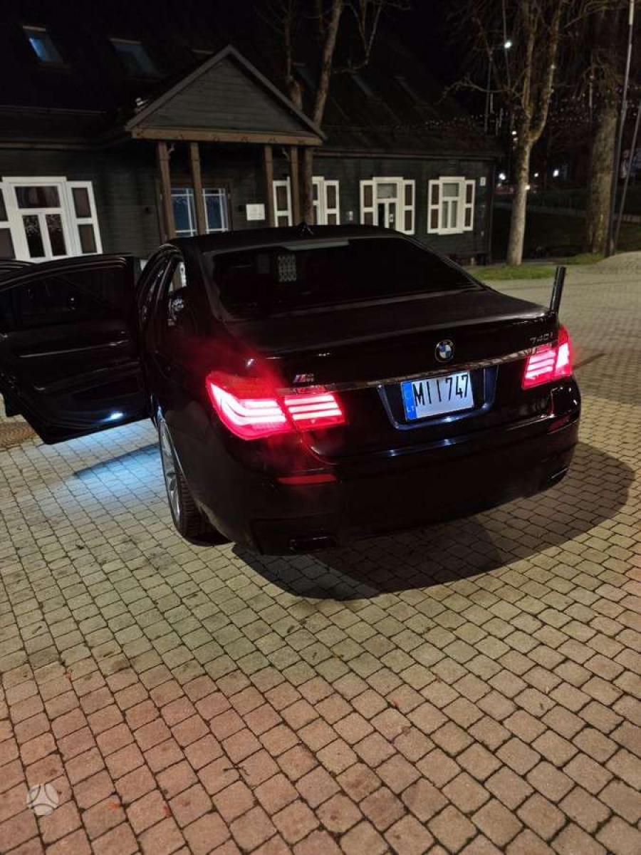 Melns BMW 740 2013 Anykščiai, ar dzinēja tilpumu 3.00 L un nobraukumu 130 tūkst. km par 10999 €, foto 3 vietnē AUTOMOTO.COM.LV