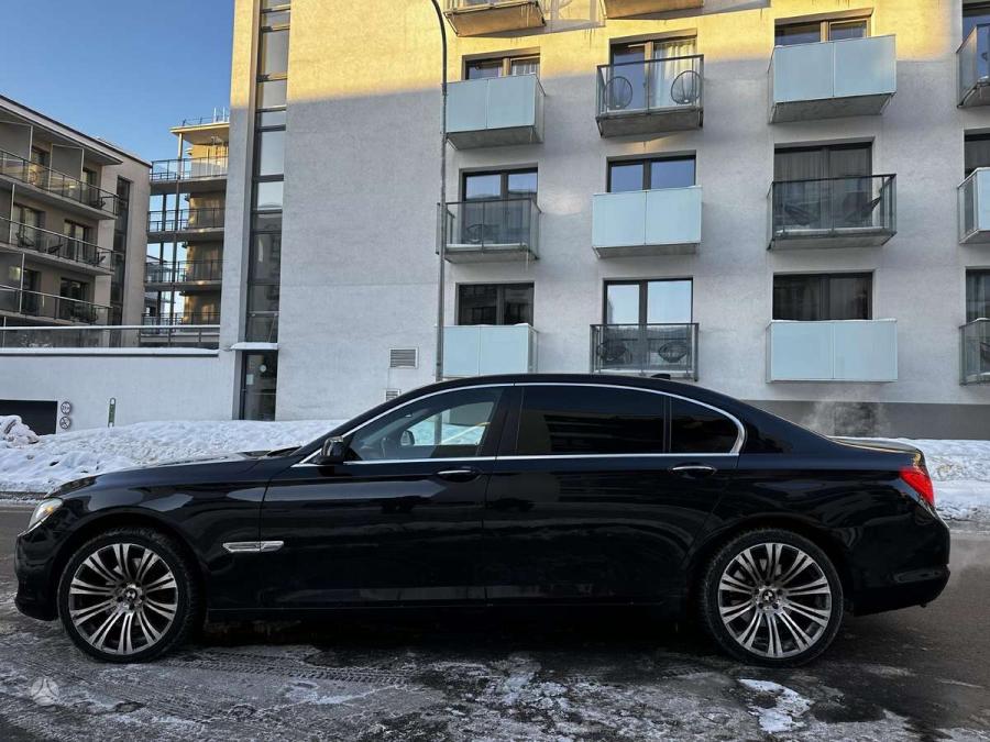 Black BMW 740 2013 in Vilnius, with an engine capacity of 2.98 L and mileage of 268 thousand km for 7000 €, photo 3 on AUTOMOTO.COM.LV